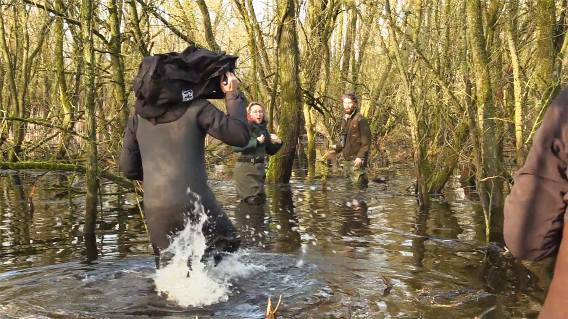 Cameraman struikelt in ondergelopen ooibos?! | Achter de schermen ...